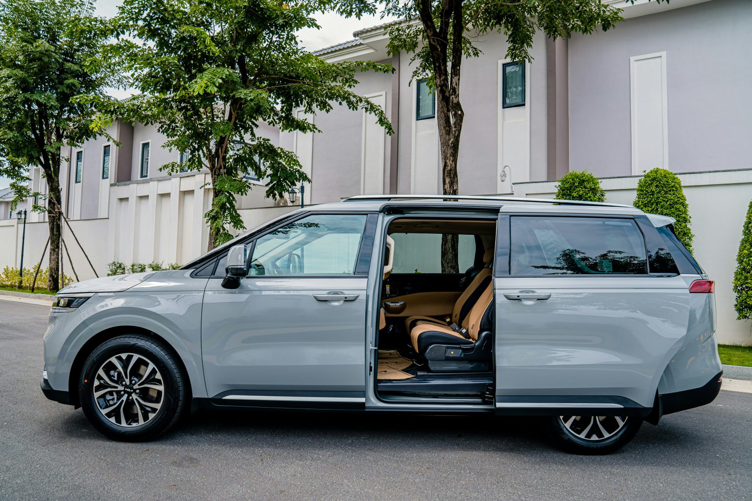 Top 5 Minivans | Reliable, Spacious & Family-Friendly Picks - We Buy ...